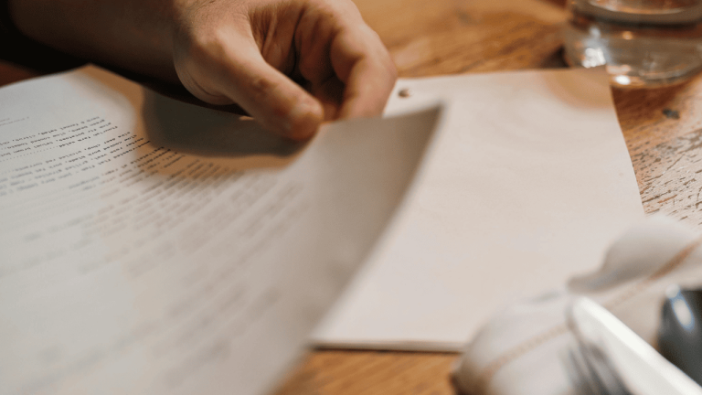 Contoh Esai yang Baik, Ciri, Jenis hingga Strukturnya - Detak Pustaka Toko